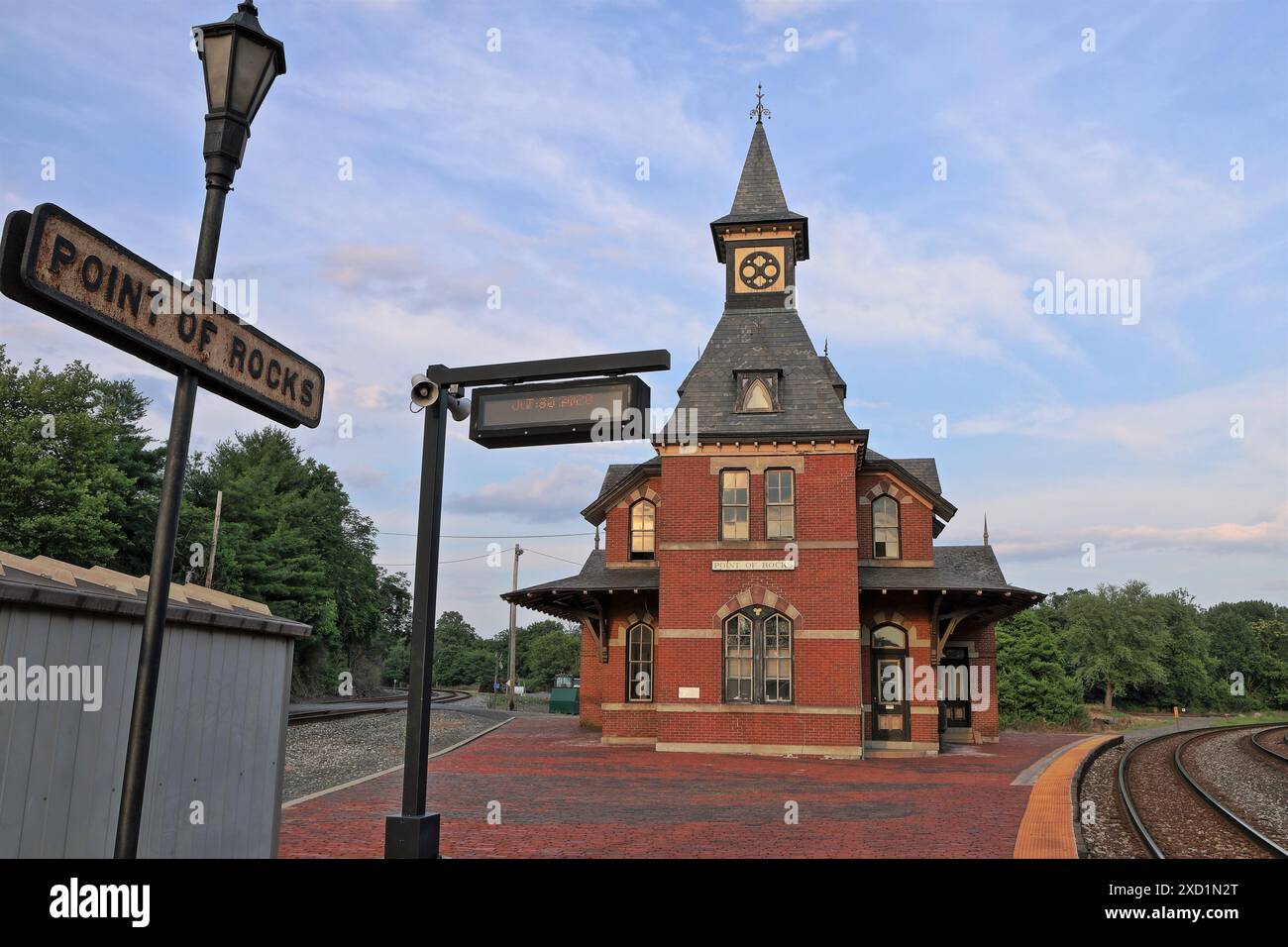 Rocks by rail hi-res stock photography and images - Alamy