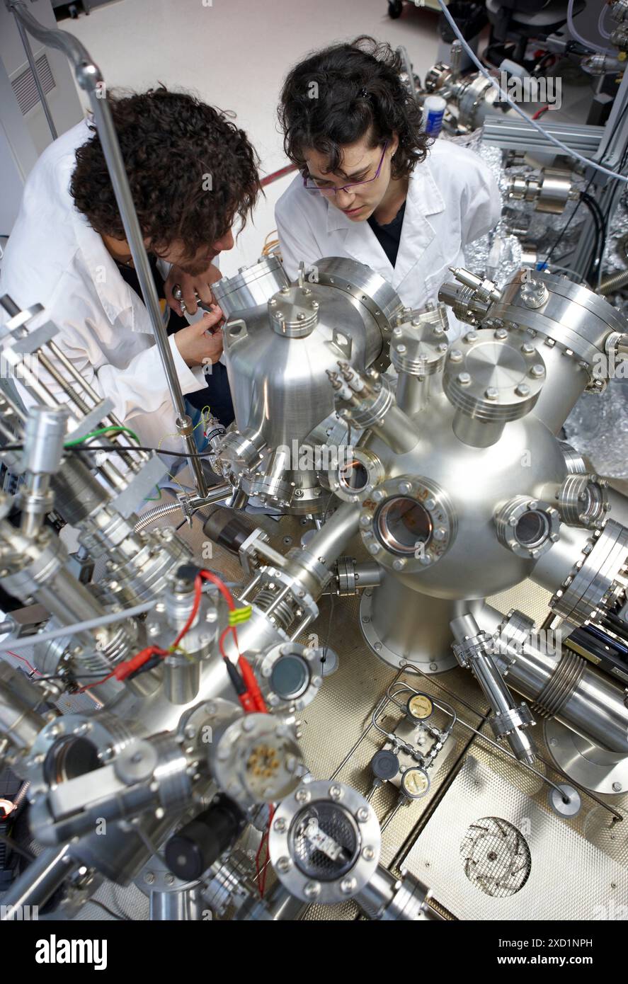 Scanning tunneling microscope (STM) in ultra-high vacuum (UHV ...