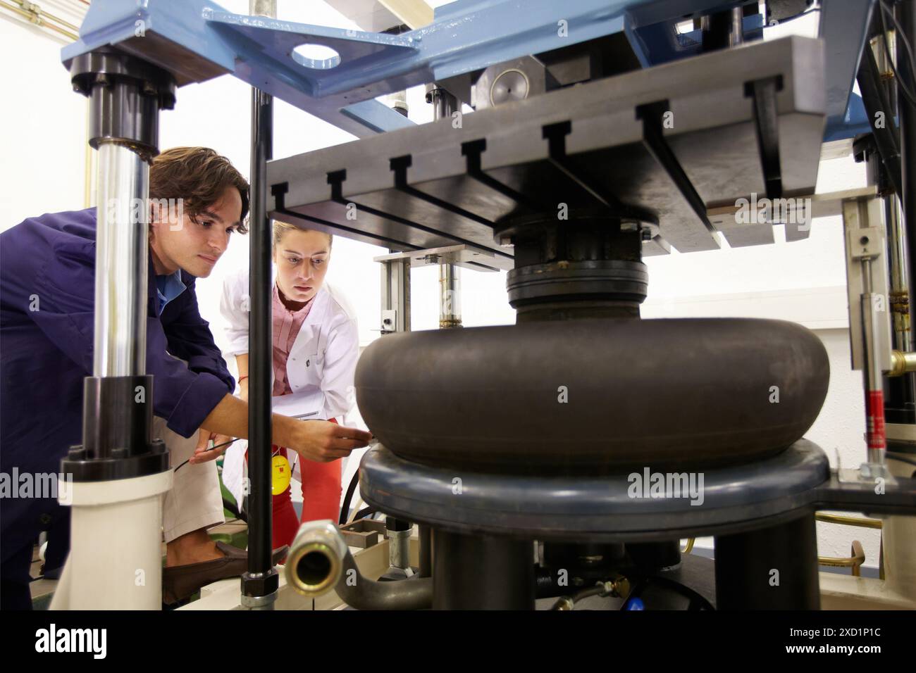 University mechanics training hi-res stock photography and images - Alamy