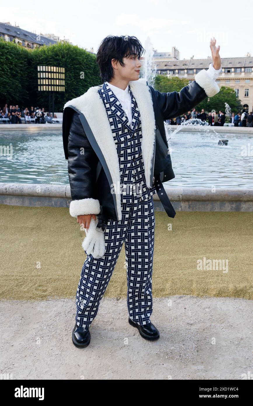 Paris, Frankreich. 19th June, 2024. WinWin attends KENZO Spring/Summer 2025 Runway during Paris ...