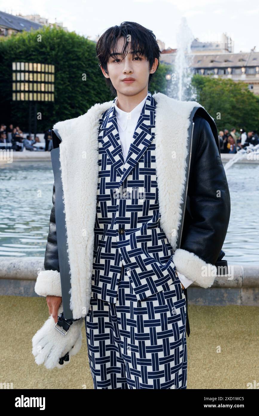 Paris, Frankreich. 19th June, 2024. WinWin attends KENZO Spring/Summer 2025 Runway during Paris ...