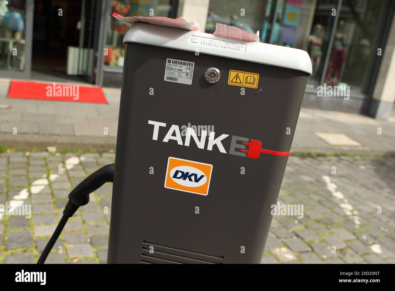Ladestation für E-Autos der DKV Mobility in der Kölner Altstadt. Köln Nordrhein-Westfalen ...