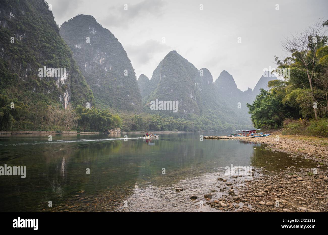 Beautiful Yu Long river Karst mountain landscape in Yangshuo Guilin ...