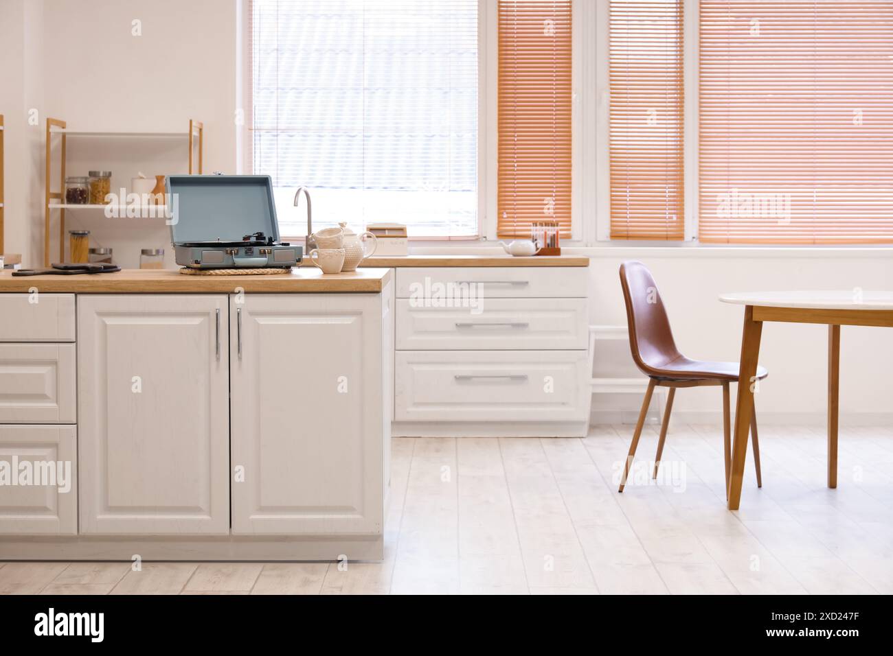 Old kitchen units hi-res stock photography and images - Alamy