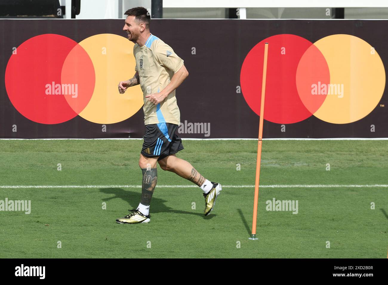 Argentina's forward Lionel Messi makes excersices during a training ...