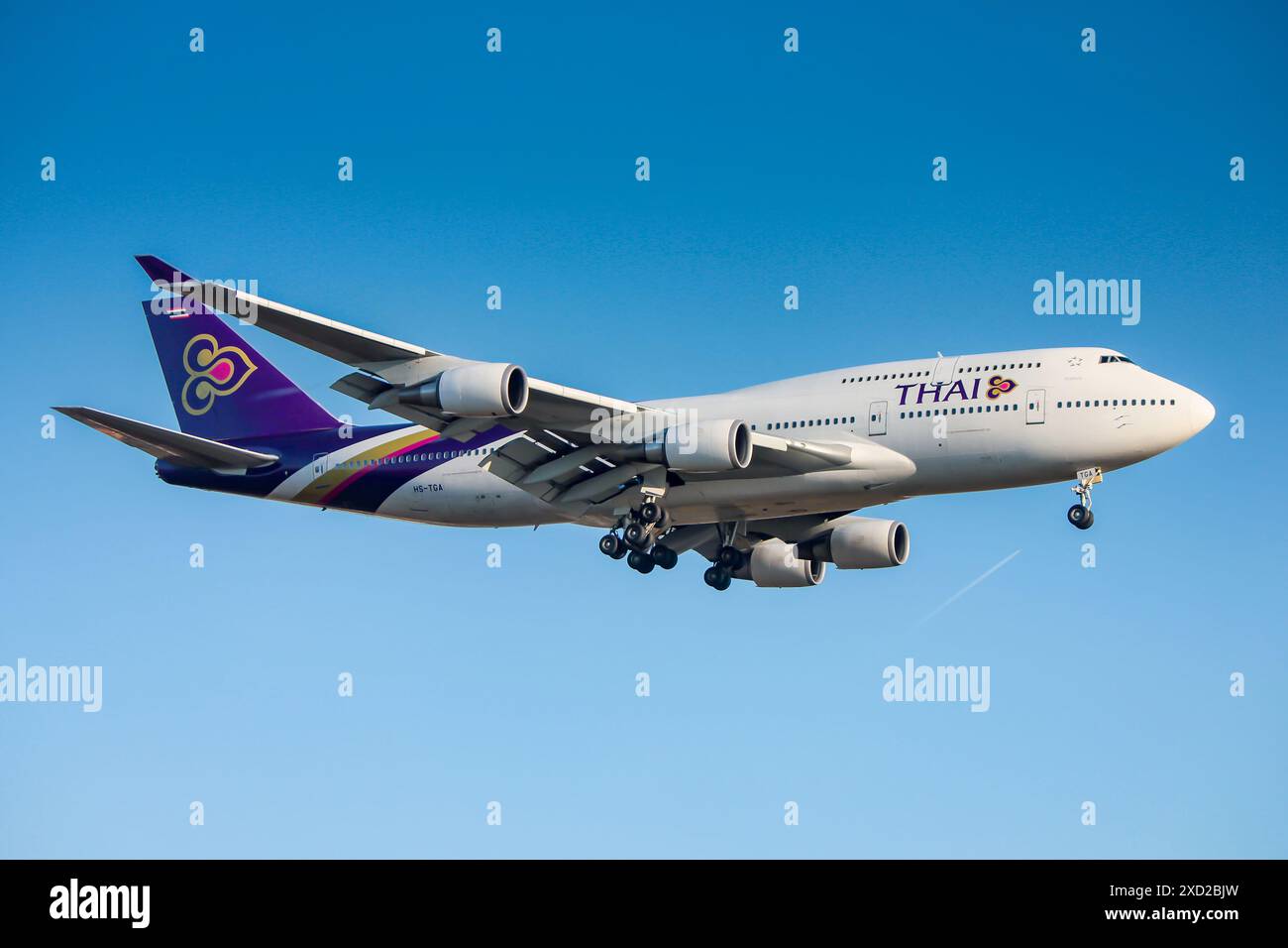 Boeing 747 thai airways fly hi-res stock photography and images - Alamy