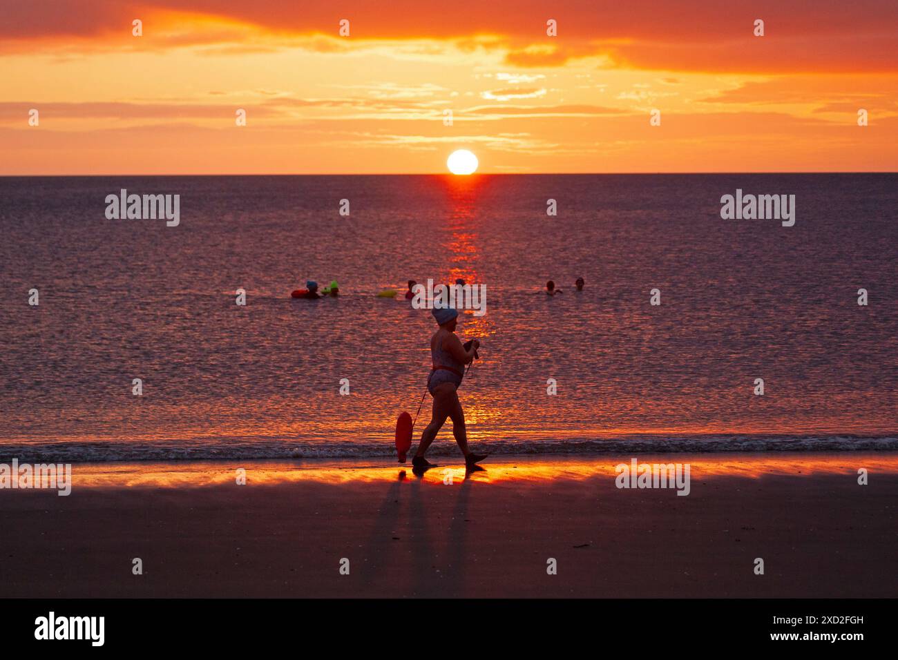 Portobello edinburgh summer swimmers hi-res stock photography and ...