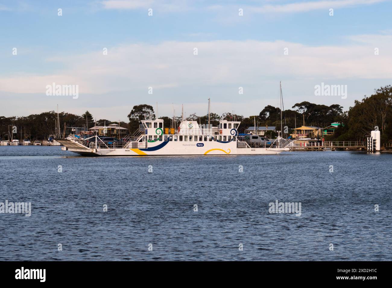 The vehicle and pedestrian ferry links Raymond Island to the mainland ...
