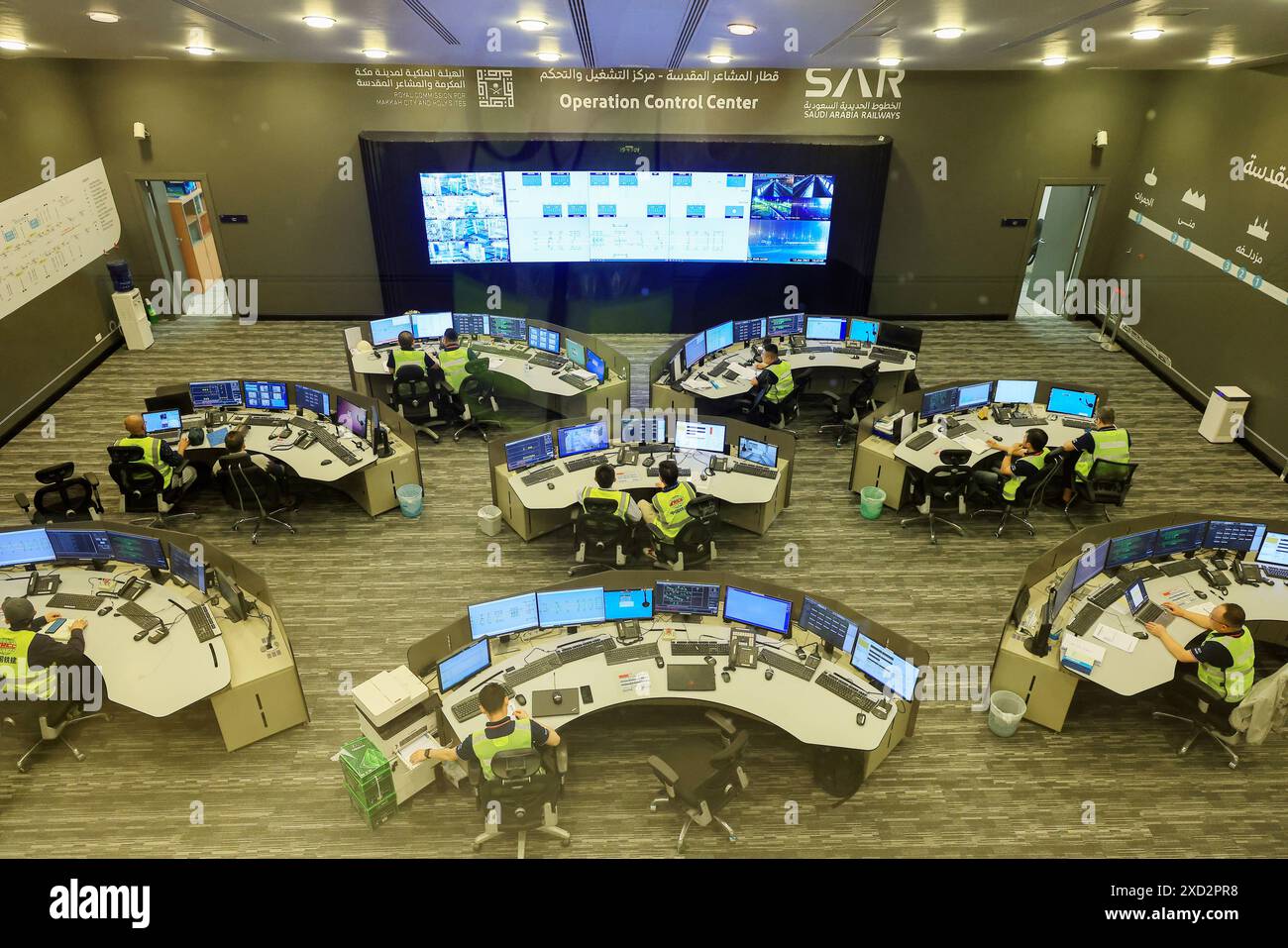 (240620) -- MECCA, June 20, 2024 (Xinhua) -- Staff members monitor the ...