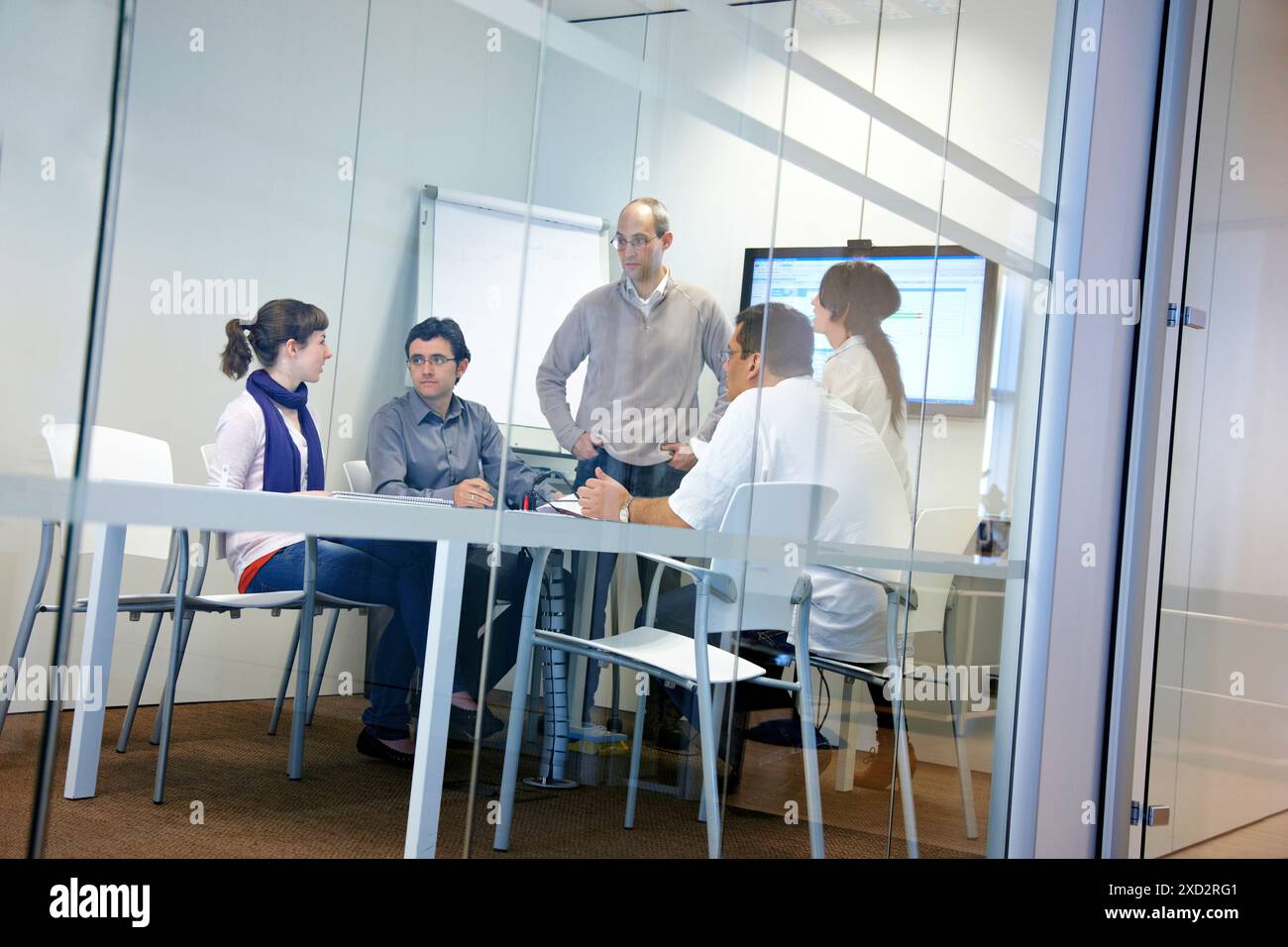 Women modern meeting screens hi-res stock photography and images - Alamy
