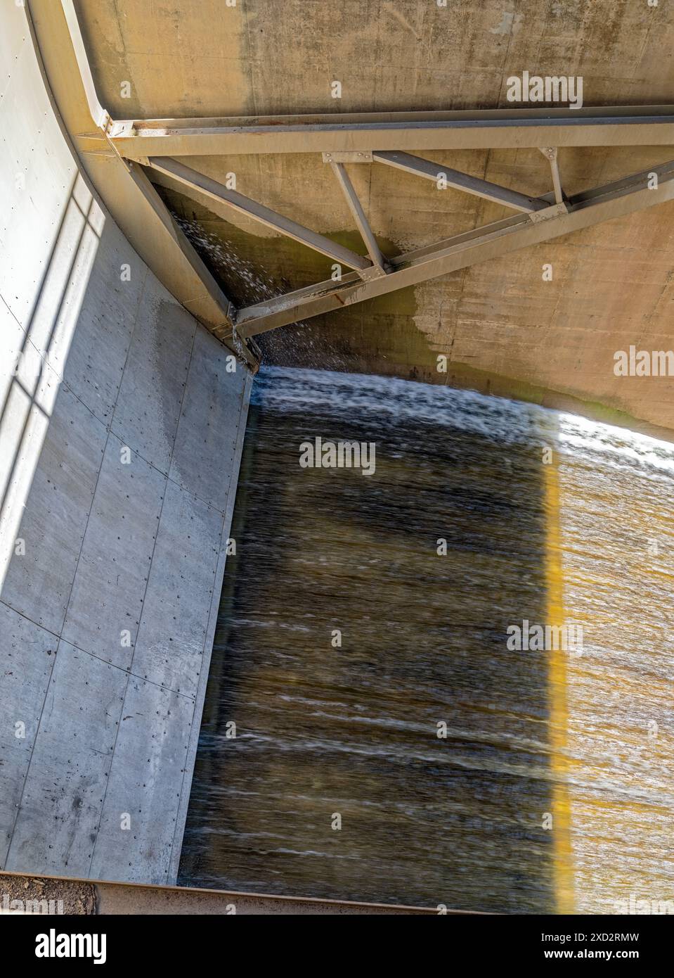 Water flows under the cantilever sliding gate of the spillway at ...