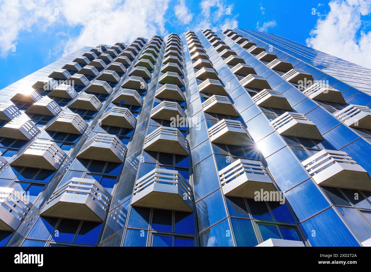 Skyscraper structure upward view hi-res stock photography and images ...