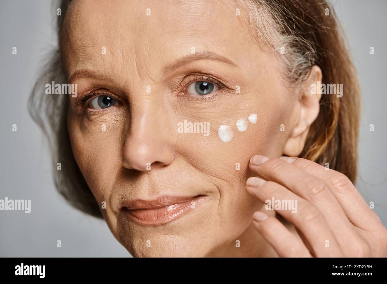 Applying facial mask steps hi-res stock photography and images - Alamy