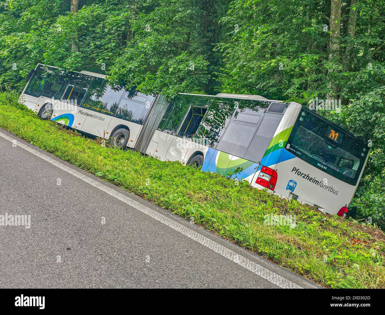 Im Gegenverkehr Auf Derselben Fahrbahn Halt Ein Linienbus Mit Eingeschalteter