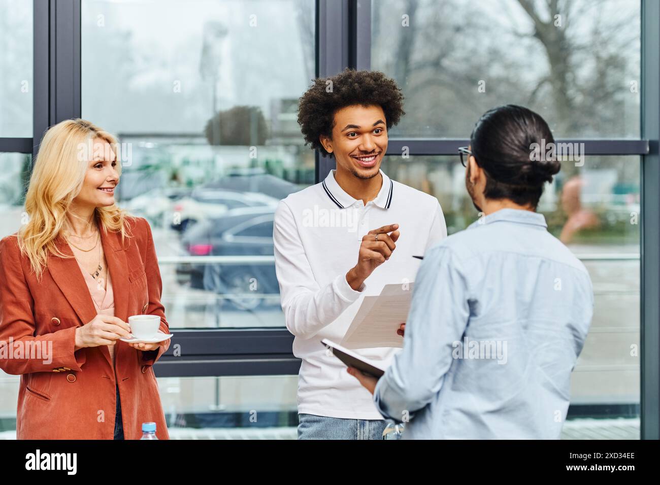 Man talking in front of a group of people hi-res stock photography and ...