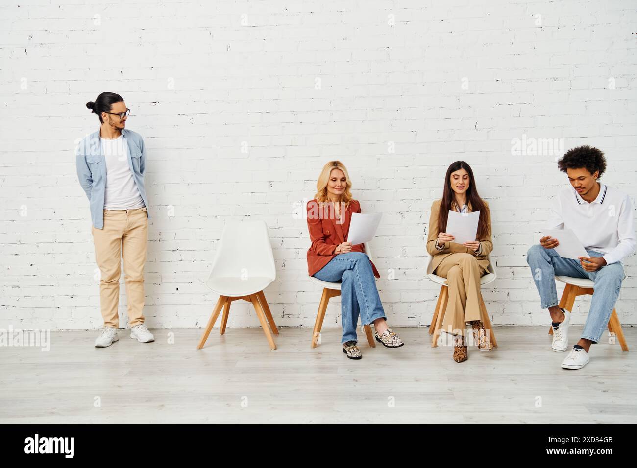 Group of people seated hi-res stock photography and images - Alamy