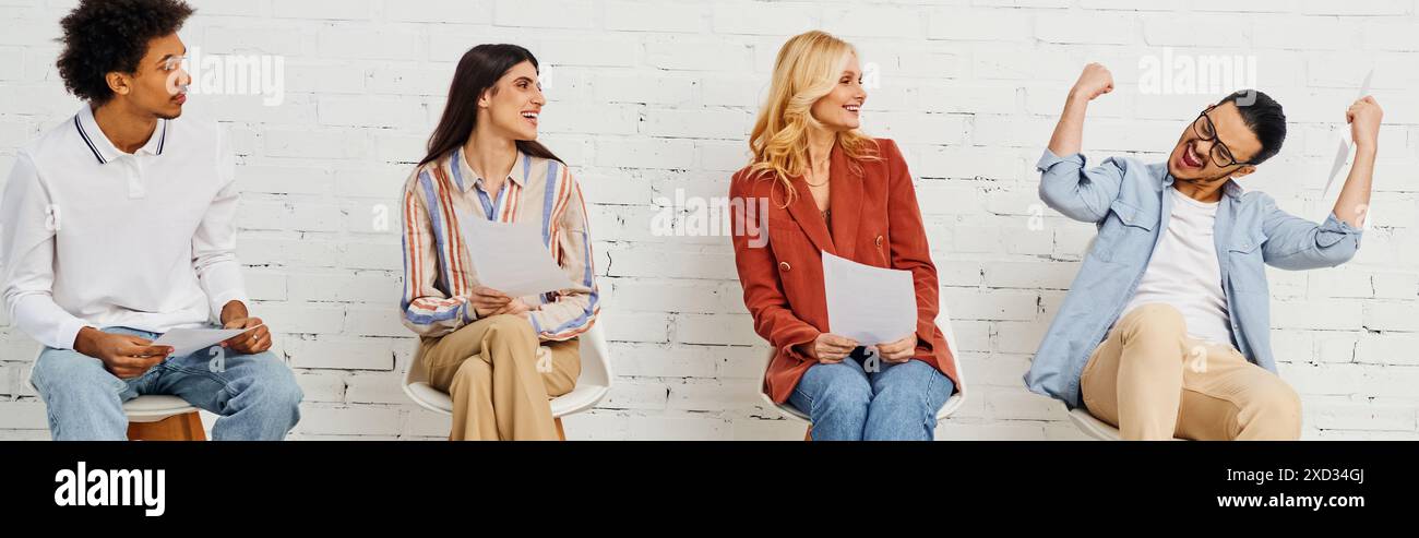 A row of people sitting, smiling at each other Stock Photo - Alamy