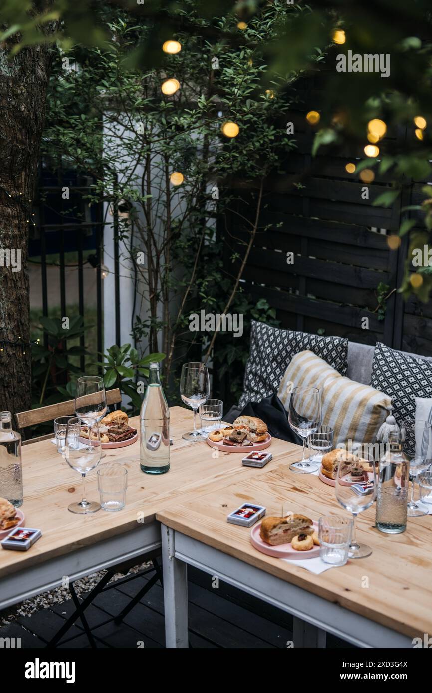 Social gathering casual hi-res stock photography and images - Alamy