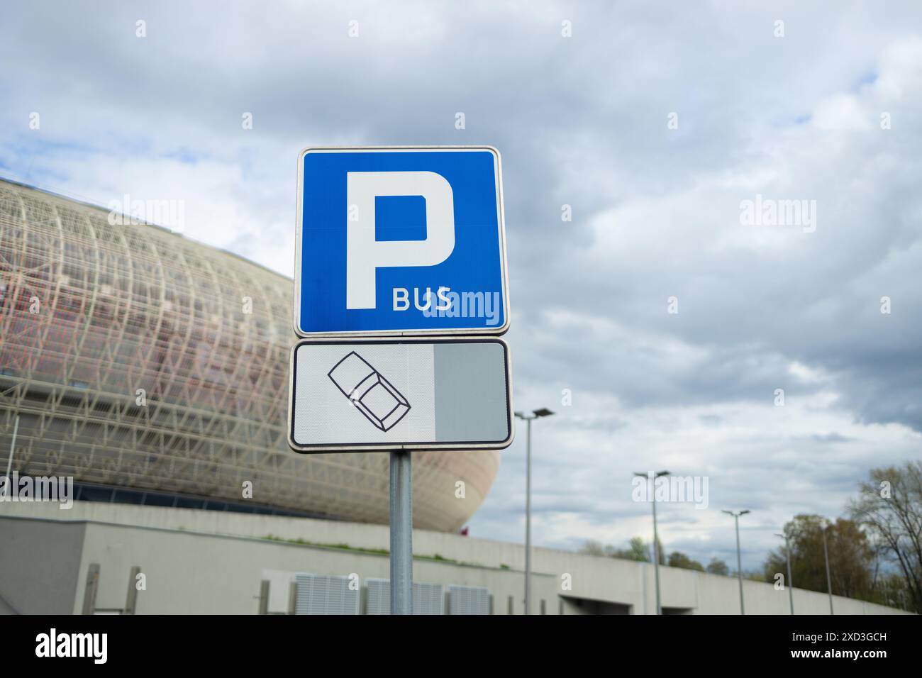 Parking sign with word p and car picture. A blue parking sign Stock ...