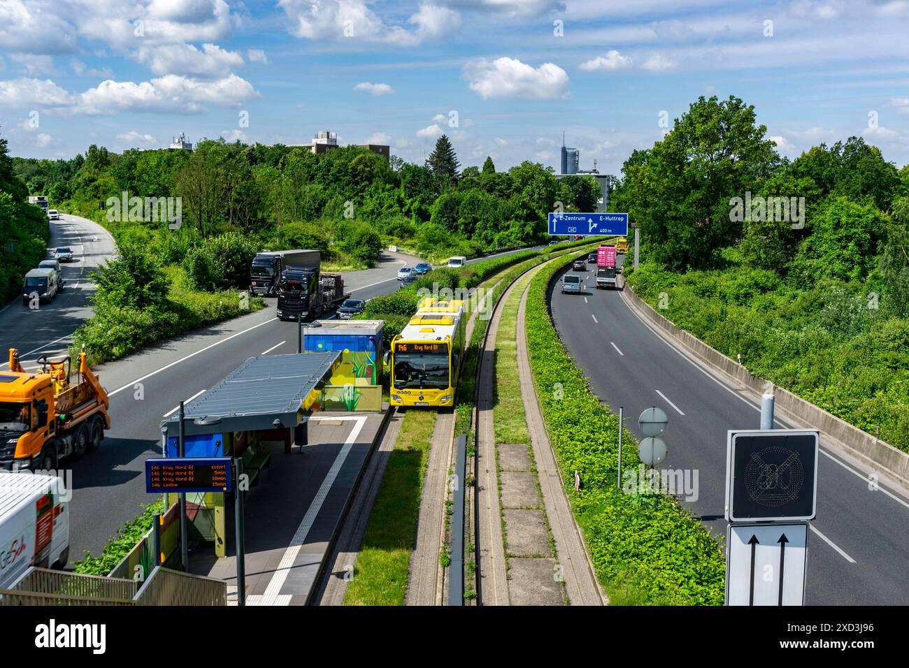 Autobahn A40, Ruhrschnellweg, Autobahndreieck Essen-Ost mit der A52 ...