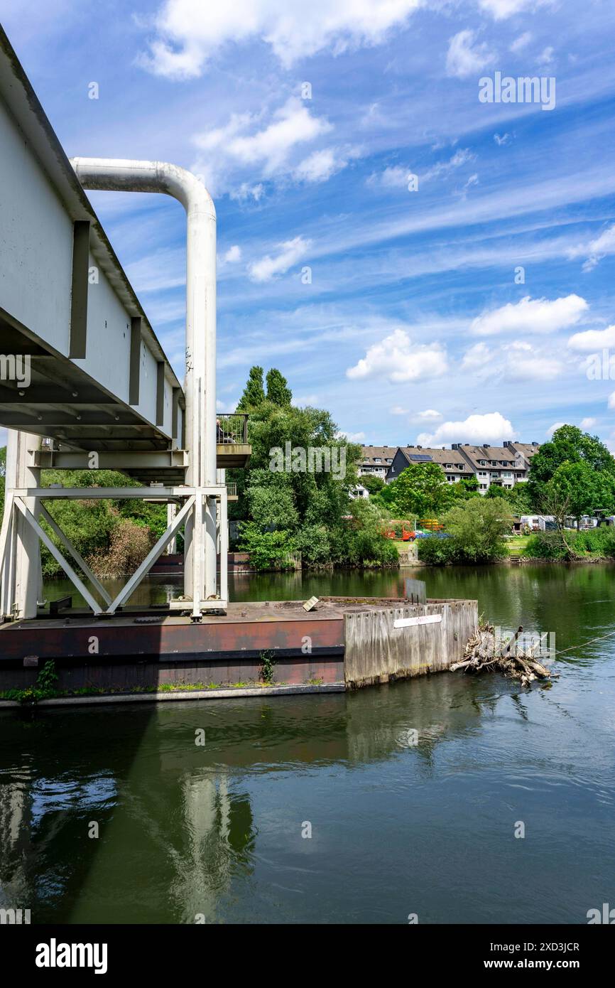 Die Ruhr bei Essen-Horst, Schwimmbrücke Holtey, NRW, Deutschland, Schwimmbrücke *** The Ruhr ...