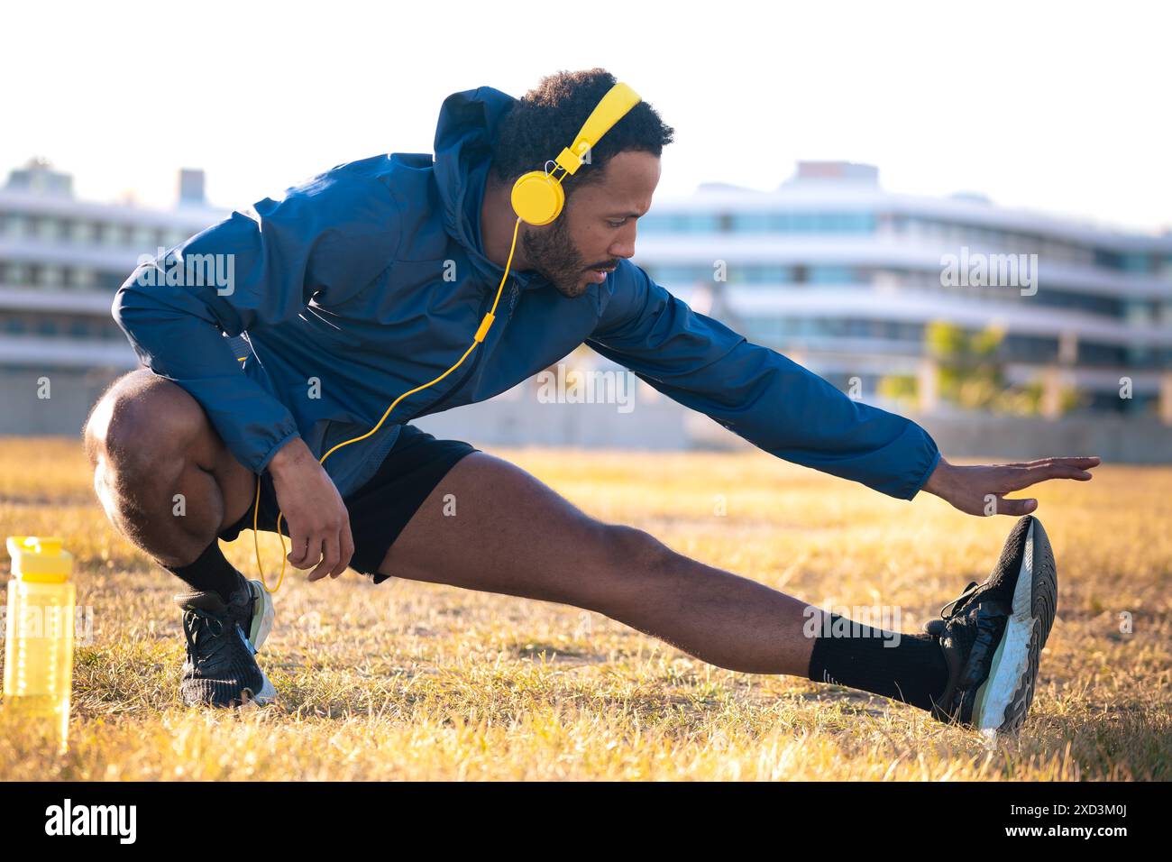 Male athlete stretch leg hi-res stock photography and images - Alamy
