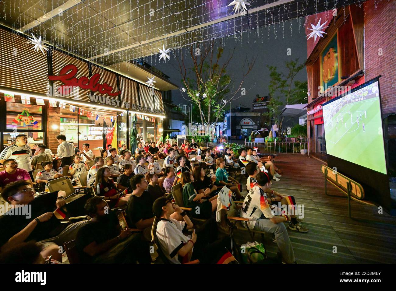 Chongqing,China.20th June, 2024.In the early morning of June 20, fans ...
