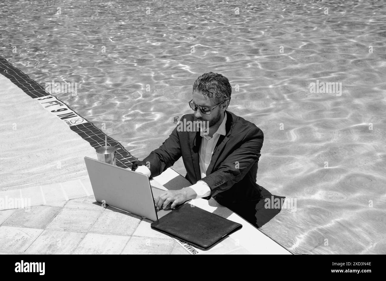 Businessman beach laptop Black and White Stock Photos & Images - Alamy