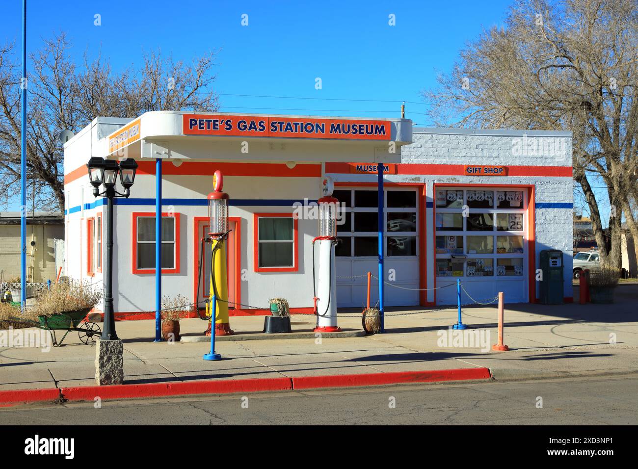 geography / travel, USA, Arizona, William, Pete's gas station museum ...