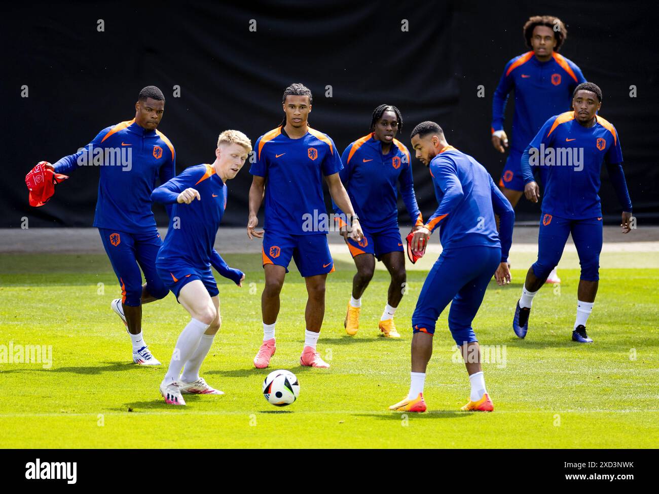 WOLFSBURG - Denzel Dumfries, Jerdy Schouten, Nathan Ake, Jeremie ...