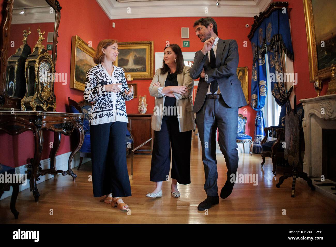 (L-R) The deputy director general of state museums, Mercedes Roldan ...