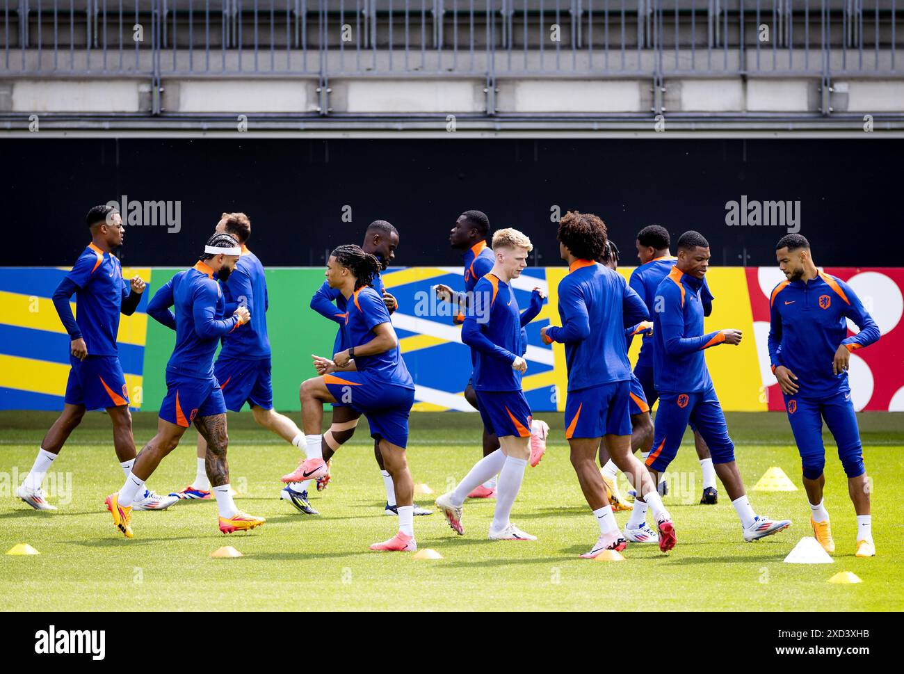 WOLFSBURG - Ryan Gravenberch, Memphis Depay, Nathan Ake, Lutsharel ...