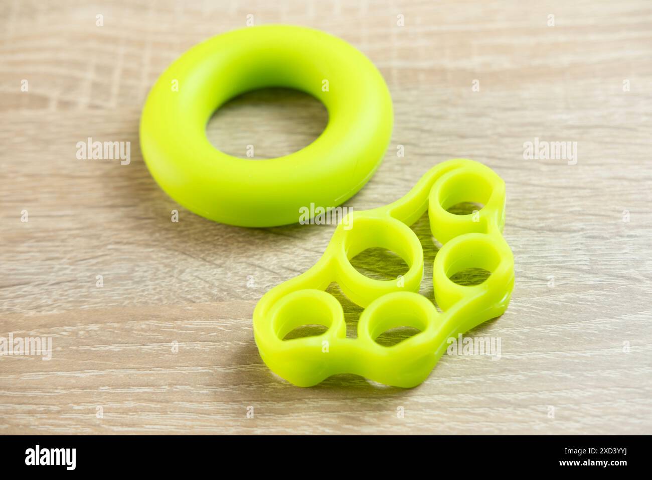 Hand muscle strengthener in green rubber, hand grip tool, exercise band ...