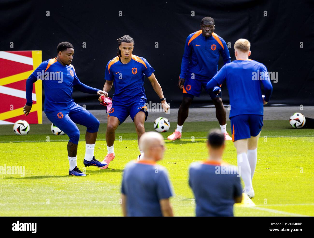 WOLFSBURG - Steven Bergwijn, Nathan Ake and Brian Brobbey during a ...
