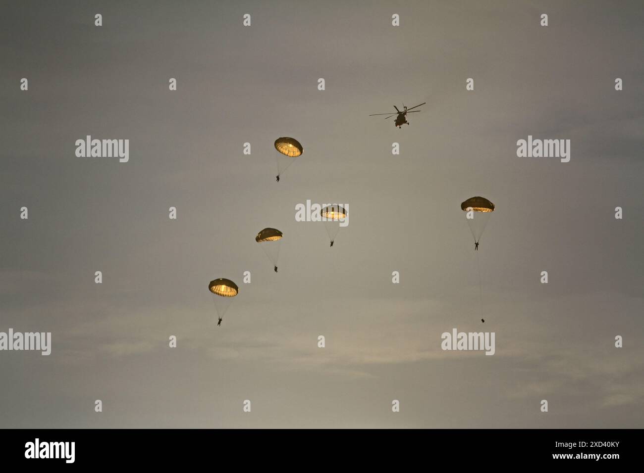 Sky parachutes hi-res stock photography and images - Alamy