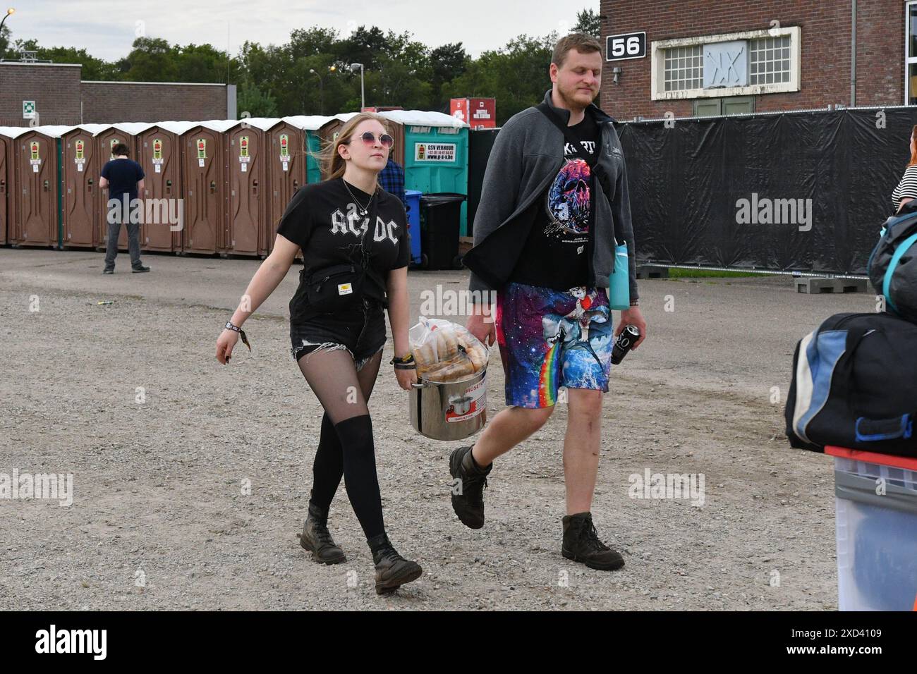 Dessel, Belgium. 20th June, 2024. People arrive with camping gear, on ...