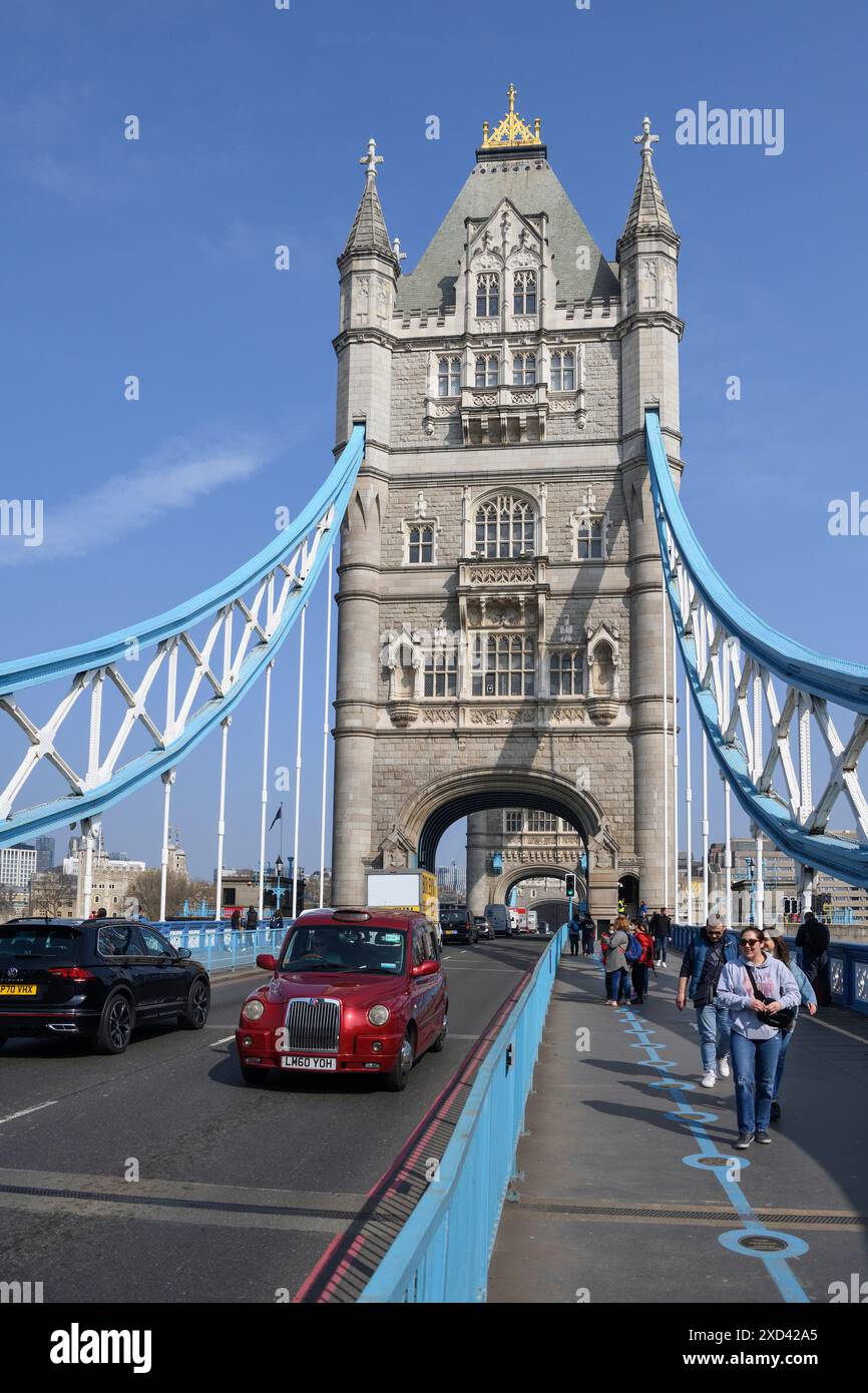 geography / travel, Great Britain, England, London, red taxi on the ...