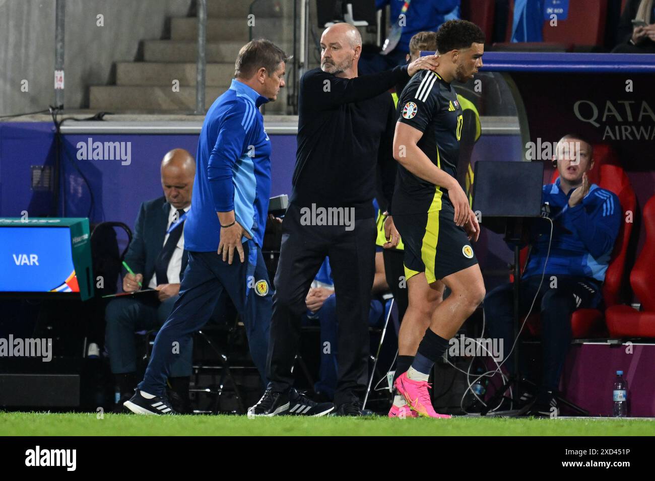 Coach Steve Clarke of Scotland and Ché Adams (10) of Scotland pictured ...