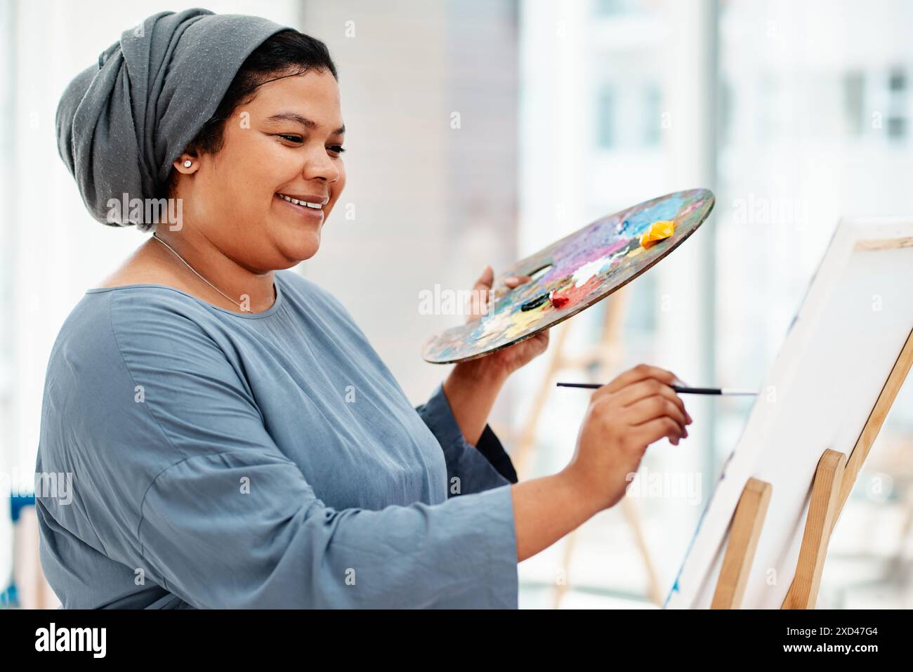 Muslim female artist painting hi-res stock photography and images - Alamy