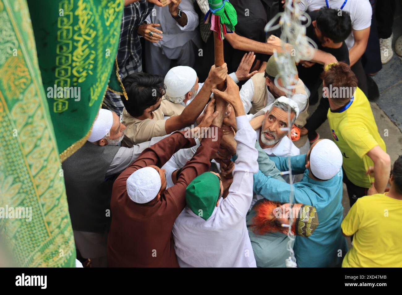 Thousands of people throng Tral Khanqah to get glimpse of the Holy ...