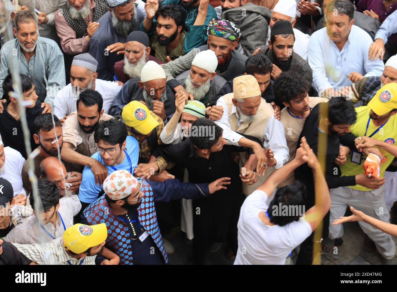 Thousands of people throng Tral Khanqah to get glimpse of the Holy ...
