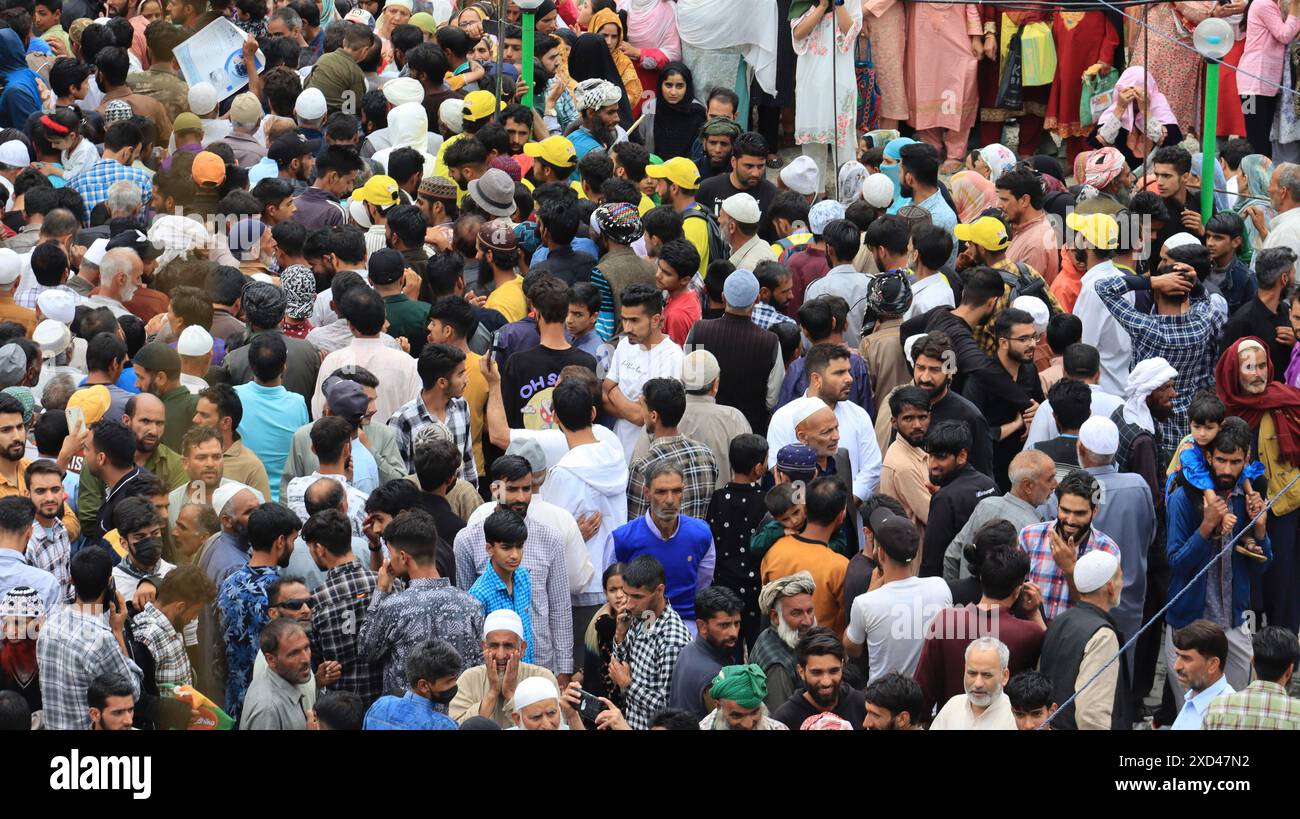 Thousands of people throng Tral Khanqah to get glimpse of the Holy ...