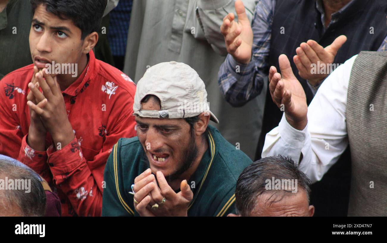 Thousands of people throng Tral Khanqah to get glimpse of the Holy ...