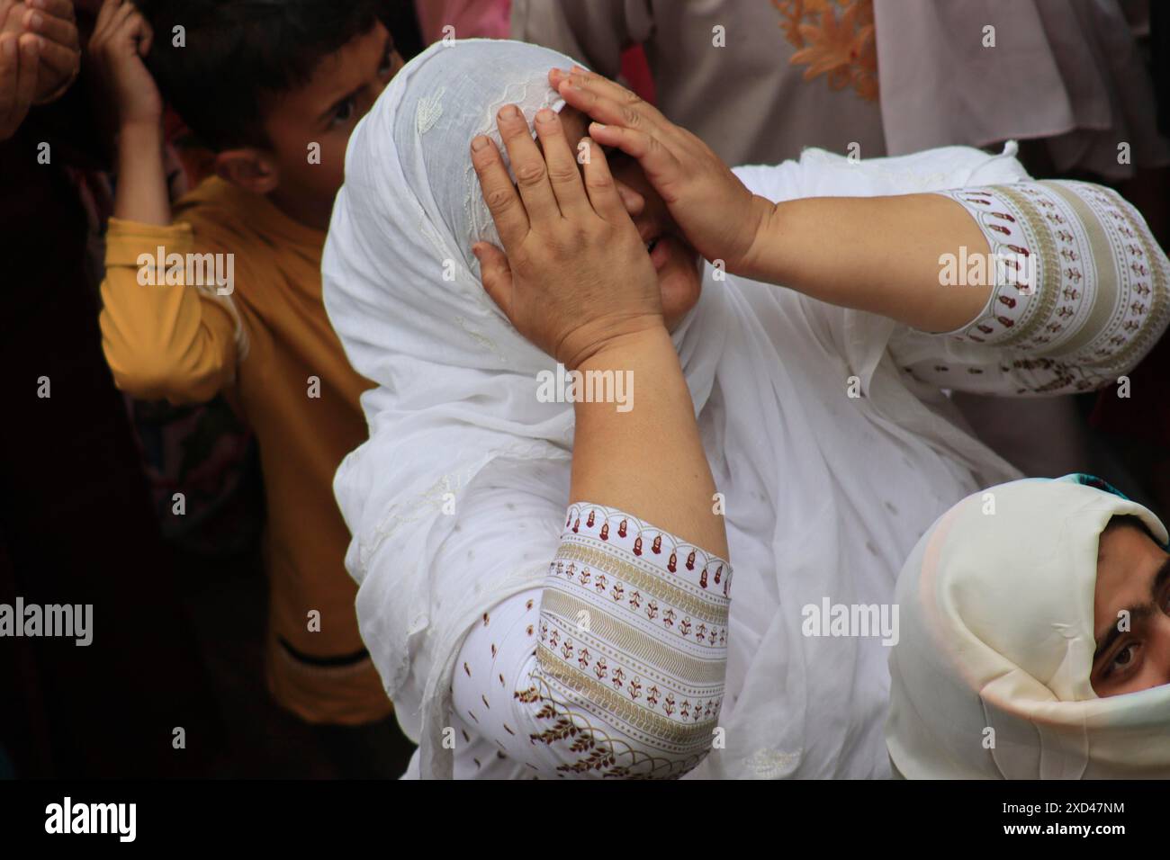 Thousands of people throng Tral Khanqah to get glimpse of the Holy ...