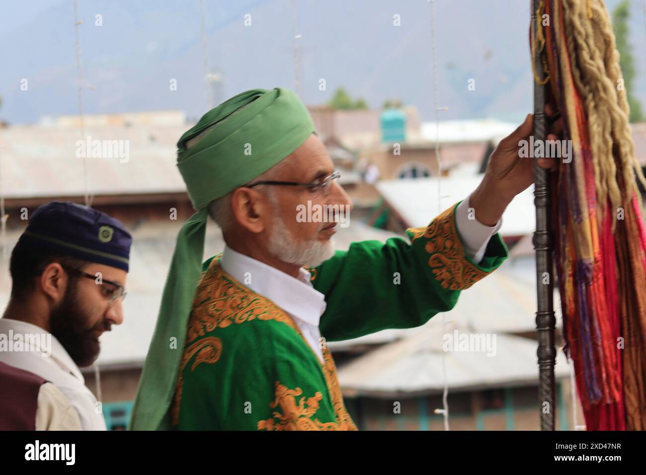 Thousands of people throng Tral Khanqah to get glimpse of the Holy ...
