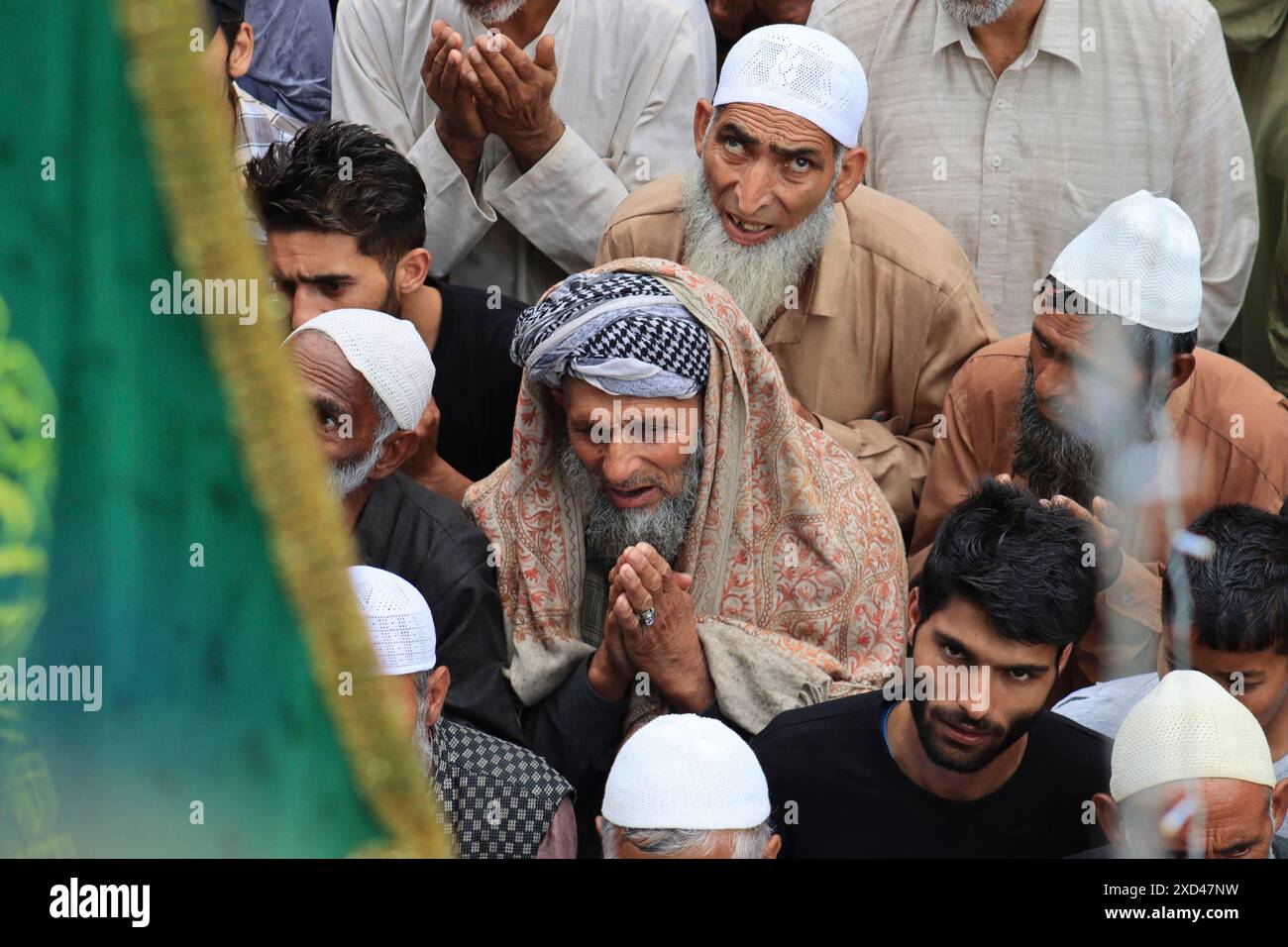 Thousands of people throng Tral Khanqah to get glimpse of the Holy ...