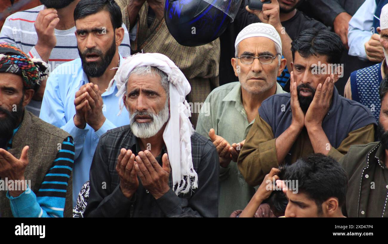 Thousands of people throng Tral Khanqah to get glimpse of the Holy ...