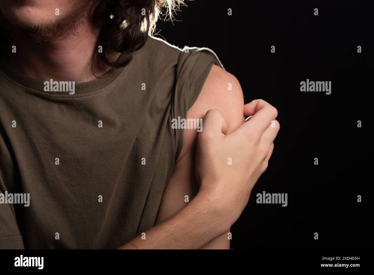 Man scratching his shoulder with his hand. Skin disease. Irritation ...