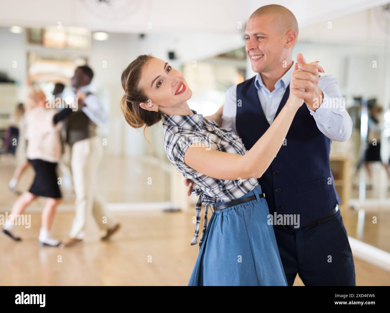 Foxtrot dancing couple hi-res stock photography and images - Alamy