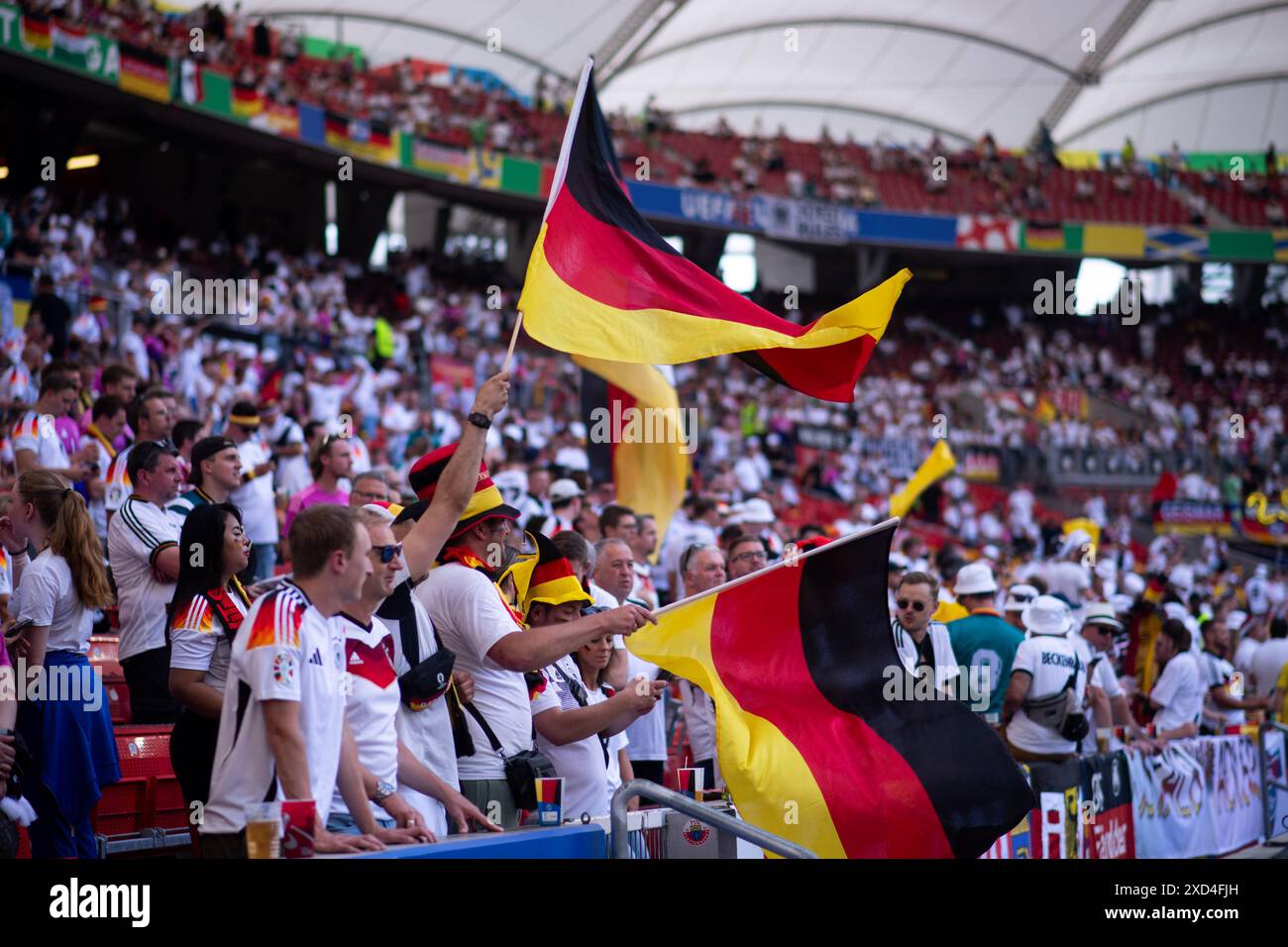 Fans von Deutschland mit Fahnen, GER, Germany (GER) vs. Ungarn (HUN ...